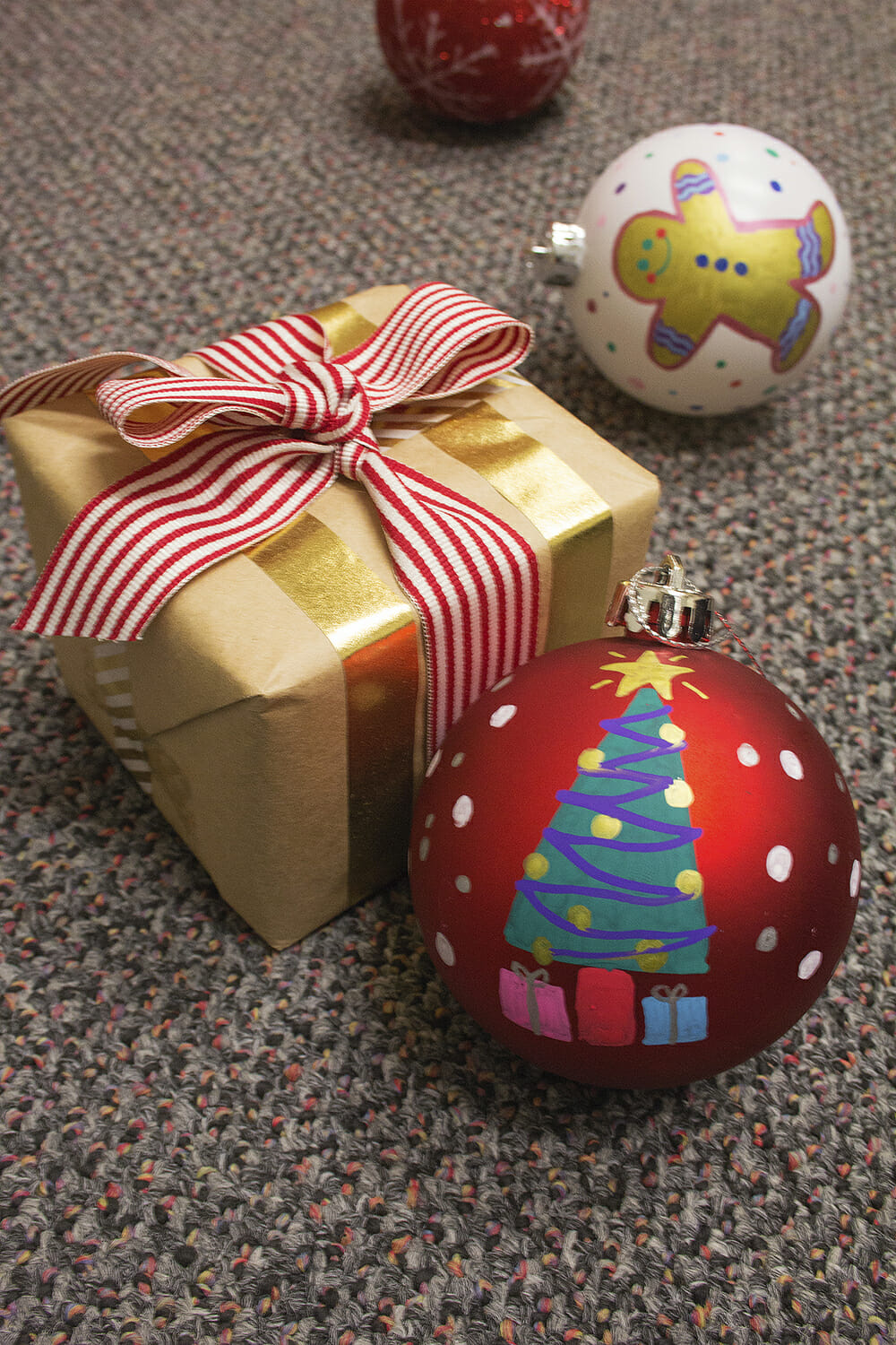 How to decorate a Christmas bauble - Family Travel